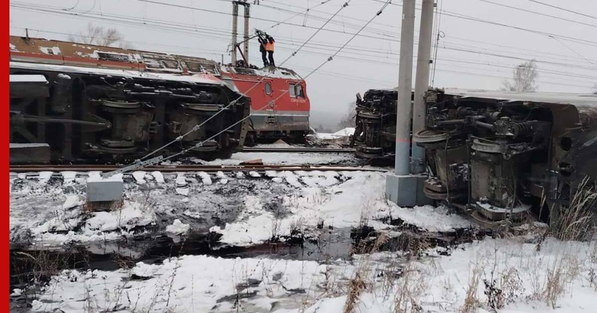 Локомотив столкнулся с грузовым поездом под Пензой, с рельс сошли ...